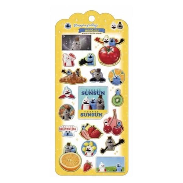 【発売日：2025年11月28日】PUPPET SUNSUN TOTALクラックスのオリジナル描きおこしデザインです。ドロップジェリーシールエポキシシールにホログラム箔押しでキラキラ♪■仕様内容■販売サイズ：約W200×H95m/mシール：...