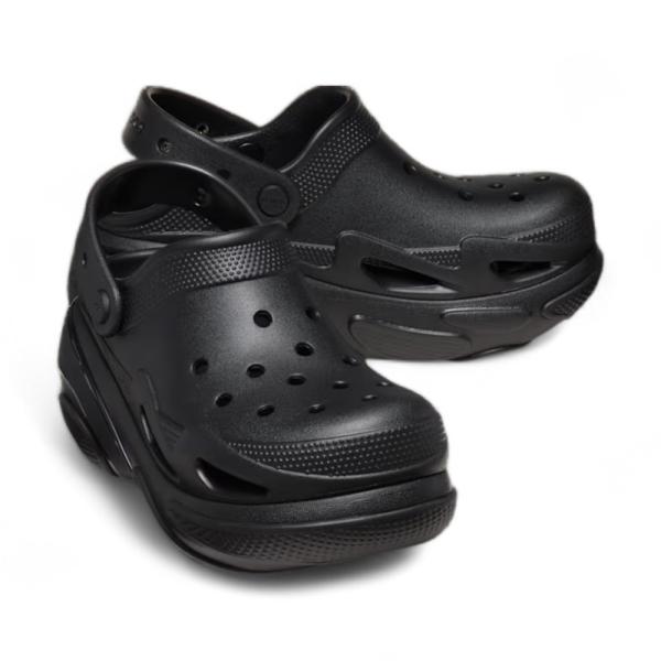 【crocs JAPAN正規品】■カラー：Triple Black・スリムでフェミニンなシェイプ・スタイルをアップし滑りにくい大胆なラバーポッドアウトソール・ヒール周り、トゥボックス、カラーに質感のある素材・ジビッツチャームをアッパーとバッ...
