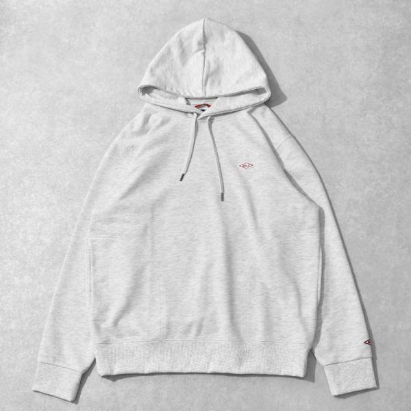 胸元のワンポイントロゴがかわいいプルパーカー。裏毛素材を採用しており、ロングシーズン着ていただけます。一枚で着るのはもちろん、インナーを足したこなれたレイヤードスタイルやアウターやジャケットと合わせるなど幅広いコーディネートをお楽しみいただ...