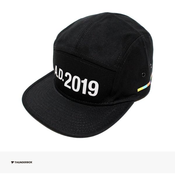 ■商品仕様FREE SIZE■商品説明THUNDERBOX A.D.2019 CAP。コットンツイル素材のフラットバイザーキャップ。フロントにA.D.2019グラフィック、サイドにカラーバーのプリントが落とし込まれています。フロント部分はリ...