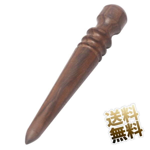 【発売日：2024年03月28日】高品質の檀を使用したコバ磨き棒です。レザークラフトのコバ磨きには、黒壇が最適と言われています。黒壇の持つ自然な堅さが革によく馴染みツヤを引き出すため、表面が滑らかに仕上がります。レザークラフト製作時において...