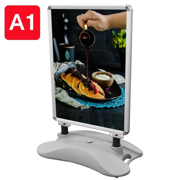 ポスターの交換が簡単なフロントオープンフレーム。キャスター付きで移動が楽々。満水時は重量25Kg 強風時や人がぶつかった時など転倒しにくい仕様です。【サイズ】ポスターサイズA1  W800×Ｈ1200 重量25Kg(満水の場合)【色】シルバ...