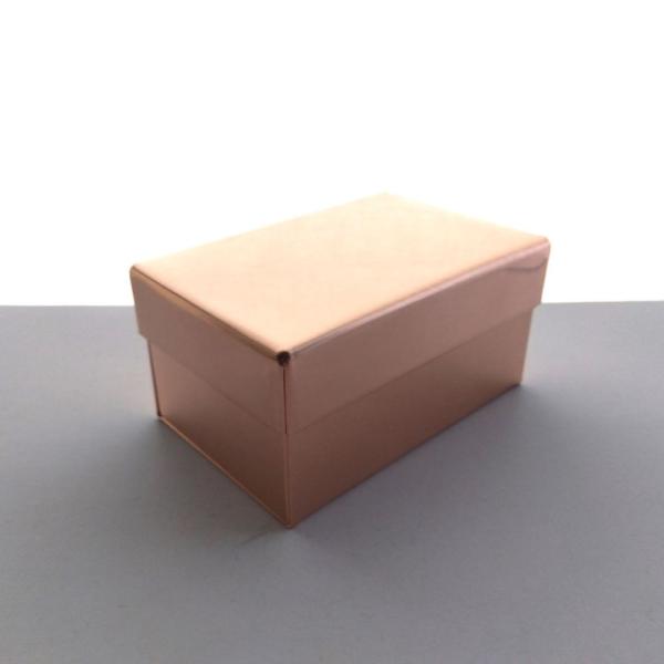 東京都台東区でデザイン雑貨をプロデュースするSyuRo（シュロ）の商品です。古くより東京・台東区にあるお茶缶工場で製作されたシンプルな缶。飾らないデザインが、収納ケースとしてとてもしっくりきます。 小物入れやステーショナリー、整理箱におすす...