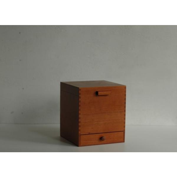 しっかりとした作りの、長く使える化粧ボックス。 ナチュラルな存在感と木目の風合いが美しく木の質感がぬくもりを感じさせます。 シンプルなデザインで使いやすさも充分。「倉敷意匠計画室　引き出しボックス」と同じ大きさですのですっきりと並べて置くこ...