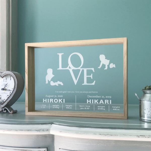 お子様２人のお名前、生年月日、出生時間、体重、身長を彫刻したアクリル製ベビーボード。大切なお子さまの誕生記念・出産祝いギフトなどにおすすめな、世界にひとつだけのメモリアルボードです。おしゃれなデザインのアクリルボードと木の温もり溢れるウルリ...