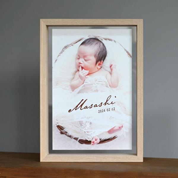 お子様の誕生記念におすすめな木製フレーム入りベビーボードです。シンプルで飾る場所を選ばないデザインなので、出産祝いなどの贈り物にもぜひおすすめです。お気に入りの写真にお名前と生年月日を入れ、透明性の高い国産アクリルにプリントさせていただきま...