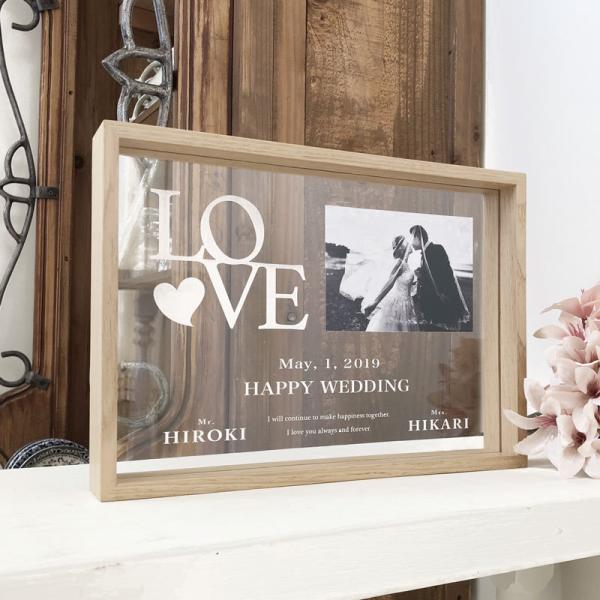 新郎新婦様お二人のお名前、結婚記念日、お写真が入ったアクリル製ウェディングボードです。シンプルなデザインはどんな結婚式テーマにも馴染みやすく、結婚式のウェルカムスペースに飾ったり、結婚記念の贈り物にもおすすめです。写真データは補正・修正し、...