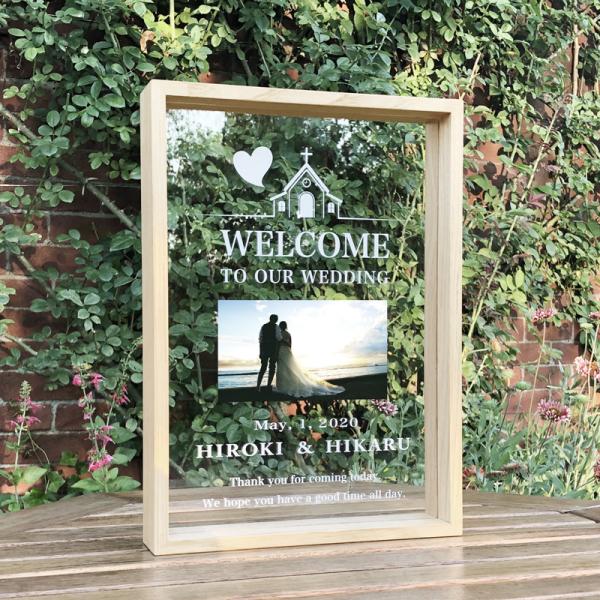 新郎新婦様お二人のお写真、お名前、結婚記念日が入ったアクリル製ウェルカムボードです。結婚式のウェルカムスペースに飾ったり、シンプルなデザインはどんな結婚式テーマやインテリアにも馴染みやすく、贈り物にもおすすめです。無料で写真の補正・修正、印...