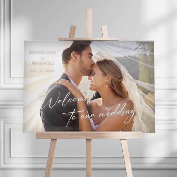 新郎新婦様おふたりのお写真で作るウェルカムボードです。お名前、挙式日を入れ、アクリルにプリントさせていただきます。お写真により文字位置等はデザイナーが調整させていただきます。デザインサンプルは3パターン程度ご用意させていただきますので、お好...