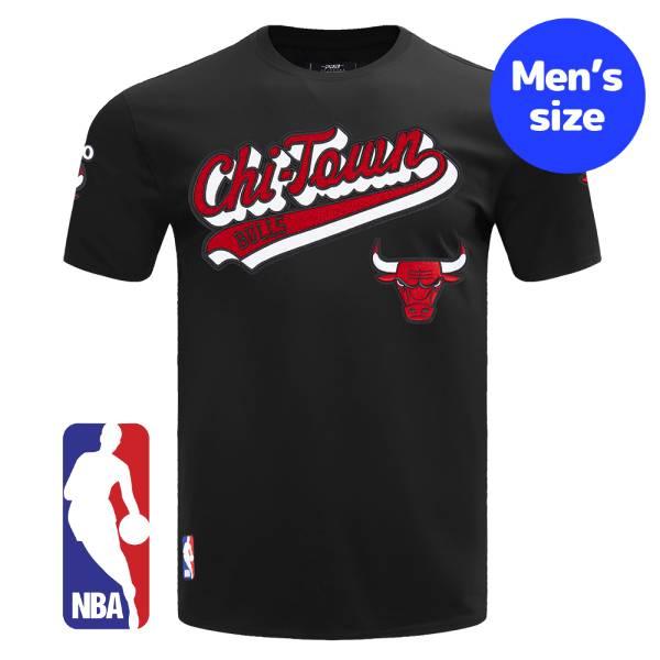 商品名：NBA公式 メンズ 半袖トップス Tシャツ Pro Standard プロスタンダード シカゴ・ブルズ CHICAGO BULLS SCRIPT TAIL MEN'S TEE・Pro Standard（プロスタンダード）は、アメリカ...