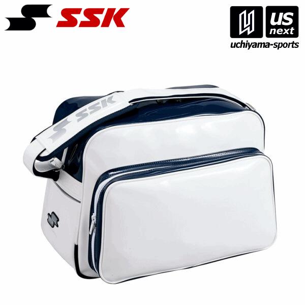 素材：合成皮革（PVCエナメル加工） サイズ：長さ47×高さ34×幅23cm(容量：約36L),前ポケット：縦23×横43cm カラー：（20）レッド,（22）エンジ,（63）Dブルー,（70）ネイビー,（90）ブラック,（1070）ホワイ...