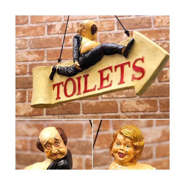 ユーモラスなおじさんとおばさんがトイレへと案内してくれるサインプラッケ！お店でトイレどこですか？と聞かれることもなくなるはず。両面デザインなので左右どちらの方向にも対応可能です。サイズW.60cm x D.11cm x H.28cm素材ポリ...