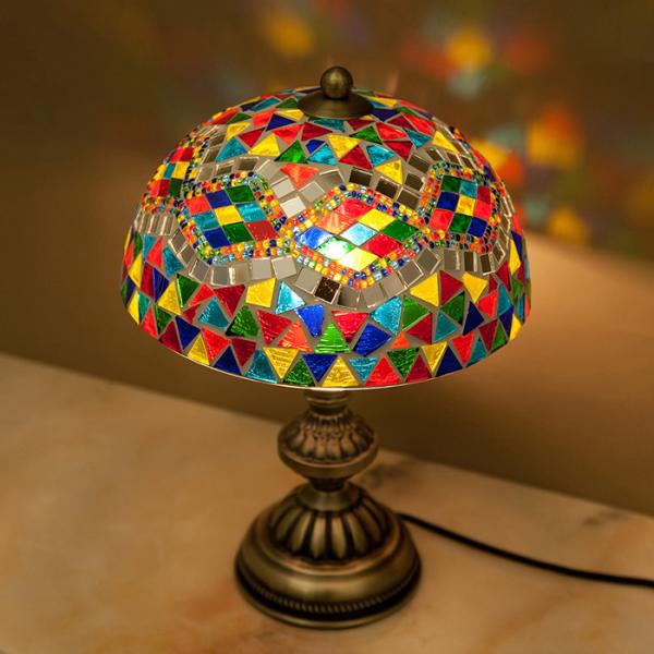 ■特長エキゾチックなガラスの輝きが美しいテーブルランプです。ムーディーな照明は寝室のサイドテーブルなどで活躍してくれます。色ガラスから漏れる光が落ち着いたムードのあるお部屋に変えてくれます。点灯しているときと消灯しているときの雰囲気が違うの...