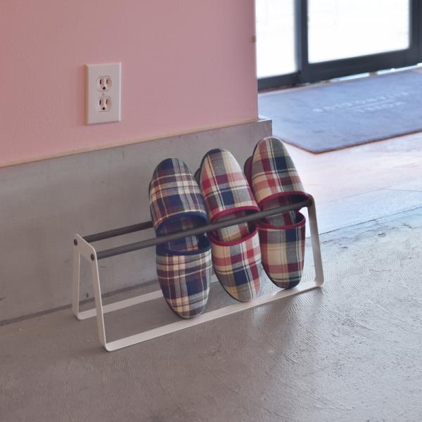 コンパクトなスリッパラックは置き場所を選ばす、圧迫感を与えません。軽量なので掃除の際の移動もカンタンにできます。サイズW46×D15.5×H17cm重量1.0kg素材スチール(粉体塗装)