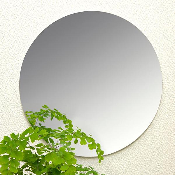 軽い、割れない、貼り付けるだけの安全ミラーです。浴室、クローゼット、リビング、玄関など色々な場所で使えます。■軽い重さはガラスの半分以下で素材！軽量化でどこでも手軽に取り付け出来ます。■割れない衝撃に強く、落としても、ぶつけても割れない！小...