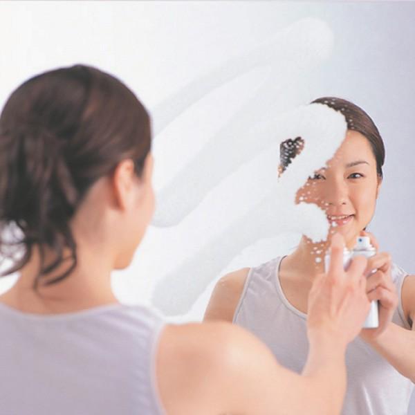 湯気の中でも曇りません！洗面所の鏡や窓ガラスに適したスプレータイプのくもり止め。塗るだけでOKで、鏡の洗浄効果もあり、塗り跡が目立たないので、いつもスッキリ！1回の塗布で通常1週間効果があります。60cm×60cmの鏡に約50回使用出来ます...