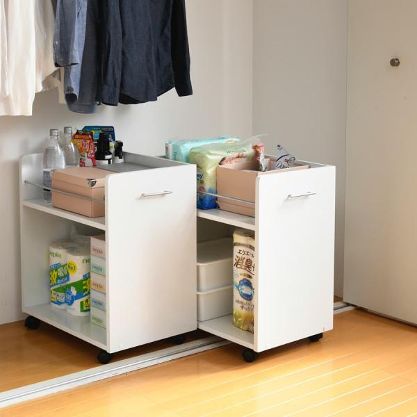 キャスター付きの便利なクローゼットラック2個組です。取っ手はどちらにも取り付け可能！収納箇所の向きは左右入れ替えできます。幅が広いので収納場所に困る大きな日用品のストックにも最適！クローゼット内のスペースを有効活用するのでお部屋をすっきり片...