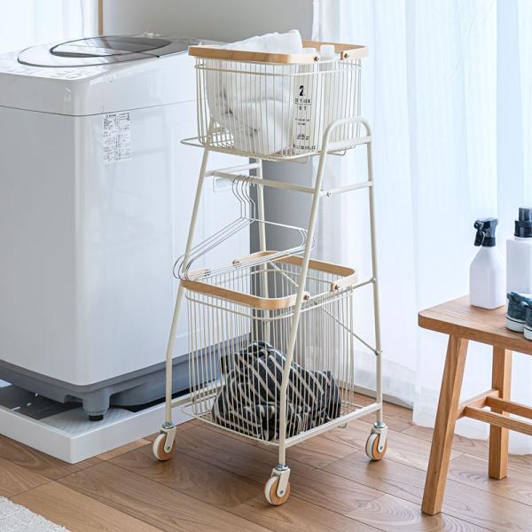 ■特長狭いスペースでも扱いやすく、大きさの異なるバスケット棚が使いやすいワゴン。取手付きのカゴは持ち運び可能なので、よく使うものをカゴごと移動できます。洗濯機の高さに合わせたサイズ感で、ランドリールームで活躍。上段のカゴ下のバーは、物干し前...