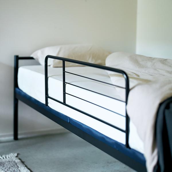 ■サイズW895×D450×H340mm■規格マット下差込部が360°回転式なので、ベッドの両側で使用可能■重量2.2kg■素材フレーム：スチール（直径19.1mm）粉体塗装■仕様完成品