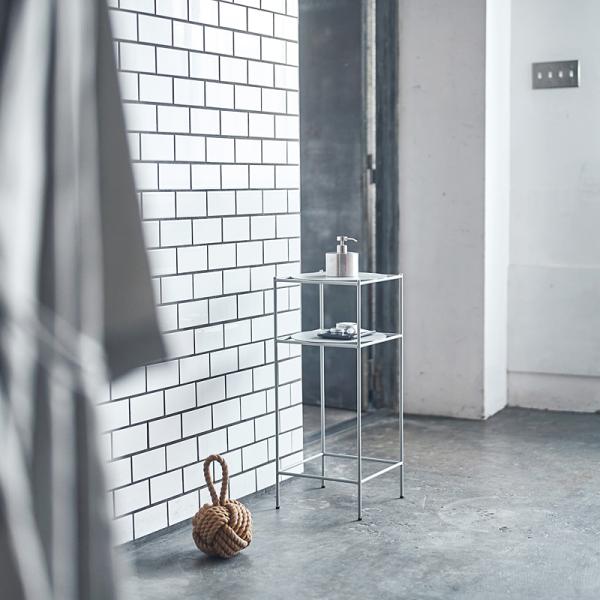 ■特長細く伸びた鉄棒をベースとしたシンプルで統一感のあるデザインの省スペース家具です。植木鉢を置くプランツスタンドや消毒液スタンド、リビングやダイニングでのラックとしてなど、様々な用途でご活用いただけます。棚板は2枚付属しており、3段階で高...