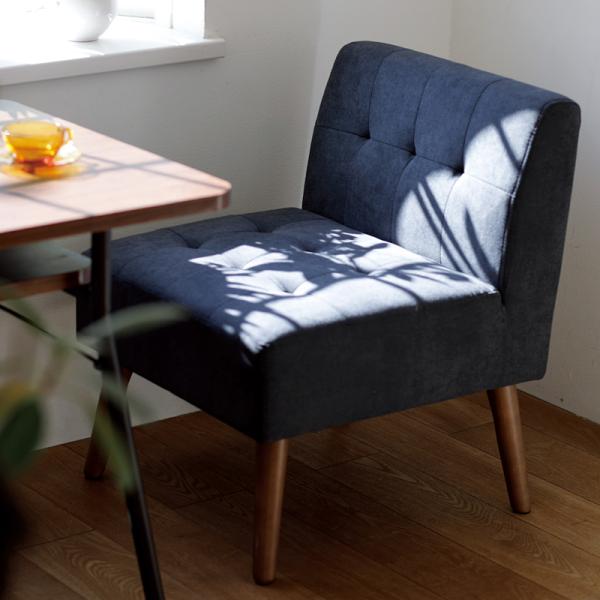 ■サイズW560×D620×H700（SH420）mm■重量8.5kg■素材張地：ポリエステル100%脚：天然木（ラバーウッド）塗装座：ウェービングテープ、Sバネ背：ウェービングテープ■機能脚を外してロータイプで使用可能※ロータイプ時：W5...