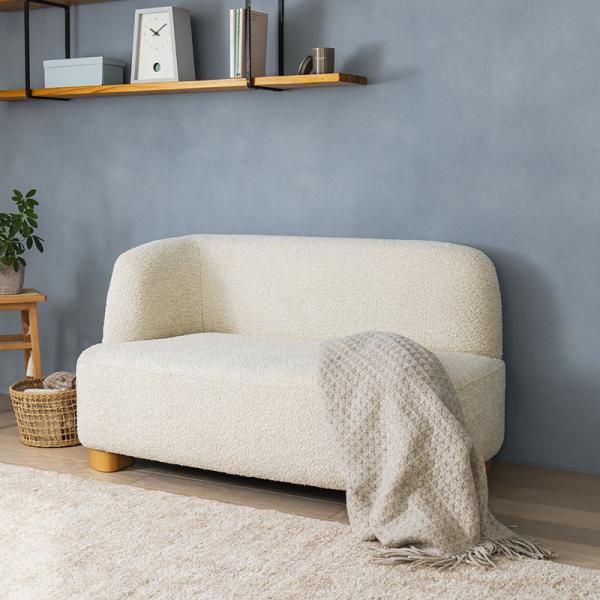 ■特長自然な丸みを描いたデザインが特徴的で、淡く、儚げでアンニュイな雰囲気のあるシリーズ。コンパクトで扱いやすいサイズ感。張地はベージュとアイボリーの2色をご用意しました。背から丸みを帯びて延びたひじ掛けは、右肘と左肘仕様の2型をご用意しま...