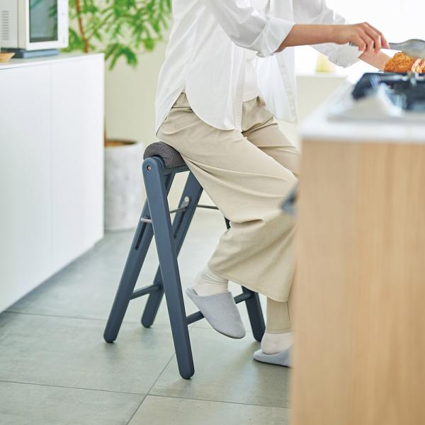 ■サイズ外寸：W430×D415×H640mm座面：W300×D100×t35mm折畳時：W430×D105×H690mm■規格ロック金具付き■重量3.5kg■素材張地：布（ポリエステル100%）フレーム：天然木（ラバーウッド、t25mm）...
