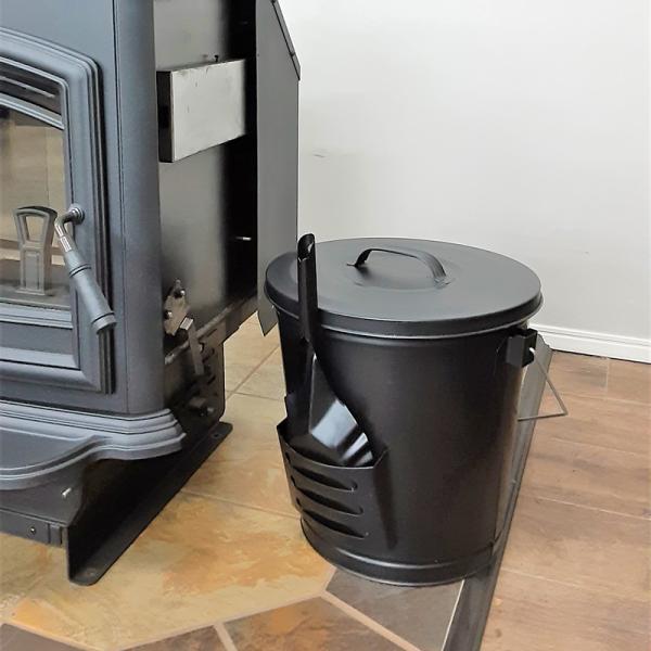 ■特長薪ストーブから生じる灰をすくって捨てたり、溜めるのに良いサイズのバケツです。約13〜17kgの灰が入ります。側面にショベルが収納出来て便利です。■サイズ直径32.5×Ｈ35.5cm■関連ワードバケツ 灰入れ 容器 スコップ ショベル ...
