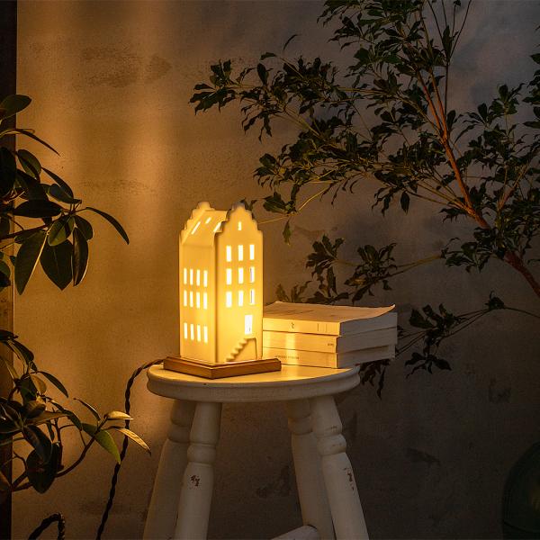 ■特長ドイツで創設されたライフスタイルブランドRader （レダー）とgram eightのコラボレーションランプ、「Light House Lamp」。北欧風の家をモチーフにした白い磁器製のミニチュアハウス。窓から漏れる温かな光は、まるで...