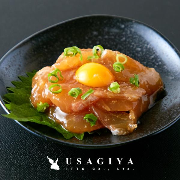 活き締めタイの醤油漬け丼■原材料名：真鯛、醤油加工品（みりん、醸造調味料、醤油（大豆、小麦を含む）、砂糖、昆布）、ごま■原料原産地名：高知県（真鯛）■内容量：60g×3袋■栄養成分表示：（1食当りの推定値）エネルギー79kcal、たんぱく質...