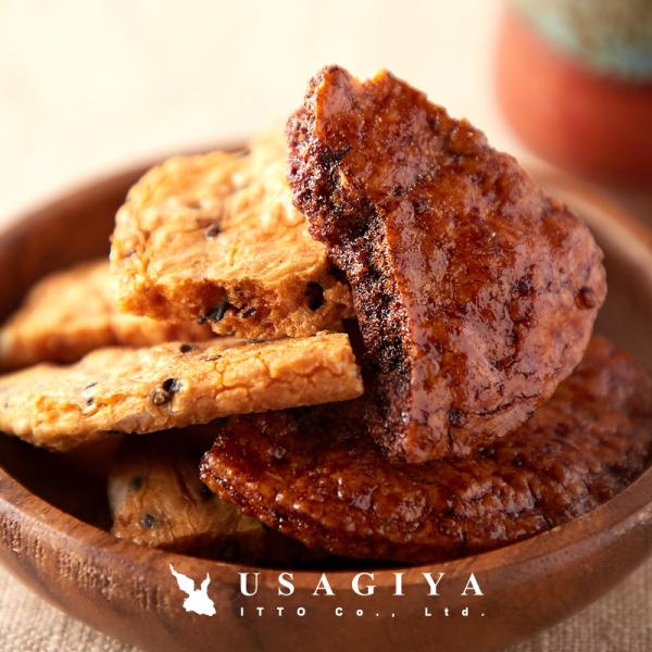 ■原材料名うるち米（国産）、黒胡麻、醤油、砂糖、魚醤だし（魚醤、かつお節、昆布エキス、酵母エキス）、かつお節調味エキス、醸造酢、粉末水飴、粉末醤油/増粘剤（加工澱粉）、調味料（アミノ酸等）、カラメル色素、（一部に小麦・ごま・大豆を含む）■内...