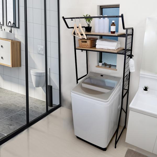 ヴィンテージ ランドリーラック 棚板タイプ！幅は65cmから90cmまで無段階に調整できるので大型洗濯機にも対応できます。洗濯物を一時的にかける時に便利なハンガーバーが付いています。棚板裏面には、ズレ落ち防止ストッパーが4つ付いているので、...