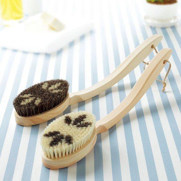 柄もブラシも体にやさしい天然素材を使用したボディブラシです。ブラシ部分のツートーンカラーが可愛らしいデザイン！しっかりとカーブした柄でラクに背中が洗えます。ブラシは豚毛を80%使用したソフトタイプです。柄を取り外し、ハンドブラシとしてもご利...