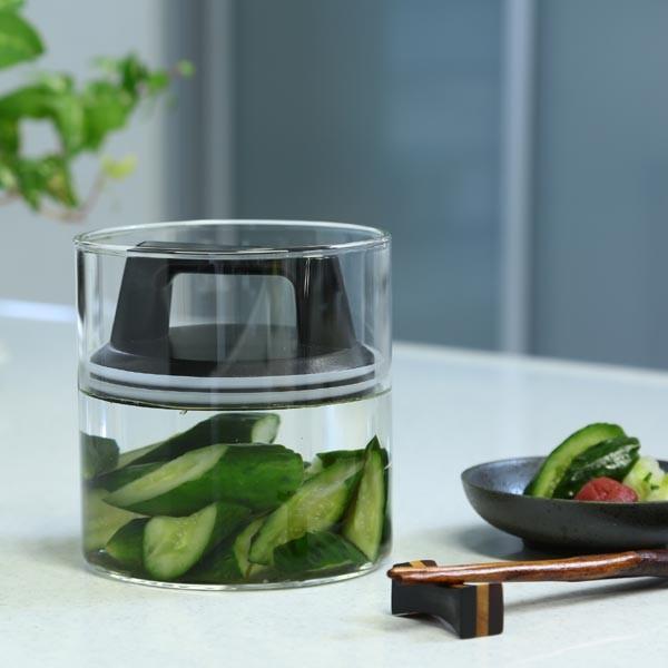 余分な空気を特殊なフタで押し出して食品の酸化を防止し長期保存できるガラス容器です。エア抜きも、フタを開けるのもワンプッシュで簡単！液体も漏れないので、浅漬け作りなどにも使えます。茶葉や豆、そうめん、のりなど湿気を嫌う乾物に最適です。ガラス製...