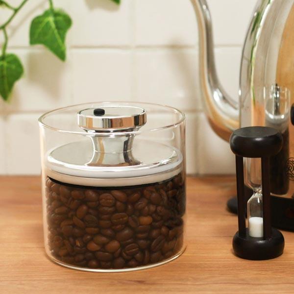 余分な空気を減らして食品の酸化を防止し長期保存できるガラス容器です。密閉度が高いため湿気にくく食材が傷みにくい保存容器は便利にお使いいただけます。梅酒作りや漬け物など漬け料理に最適！ガラス製なのでにおい移りや色移りもありません。女性でも片手...