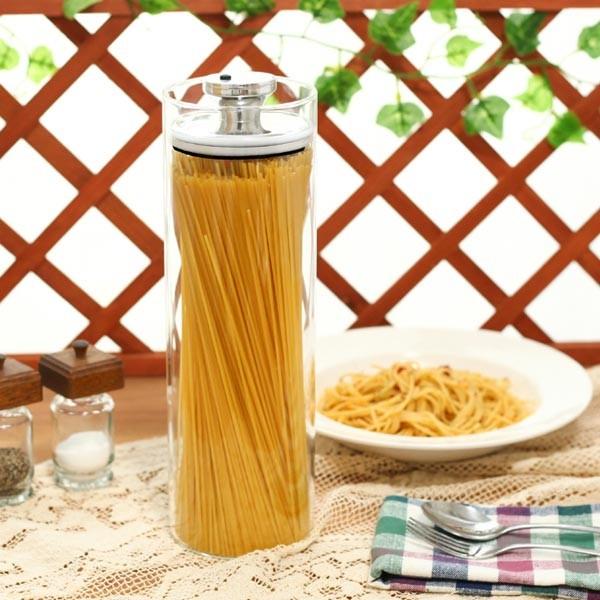 余分な空気を減らして食品の酸化を防止し長期保存できるガラス容器です。密閉度が高いため湿気にくく食材が傷みにくい保存容器は便利にお使いいただけます。梅酒作りや漬け物など漬け料理に最適！ガラス製なのでにおい移りや色移りもありません。女性でも片手...