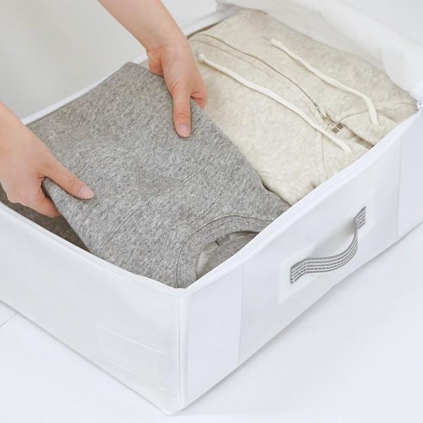 セーター・トレーナーなら6〜8枚が収納可能！クローゼットの隙間にスッキリ収納できる収納袋。一部に芯板が入っているため、しっかりスマートに収まります。持ち手が、前面・背面の2箇所に1つずつ付いており、クローゼットへの出し入れも楽々。素材は不織...