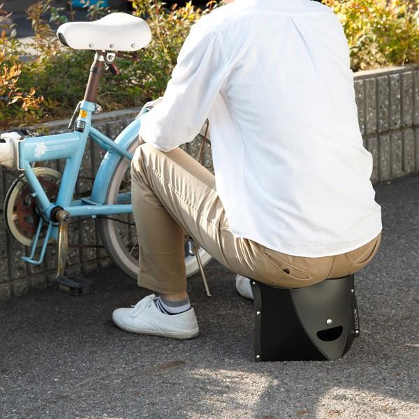 開いて押すだけのワンステップで簡単に組み立てができる折りたたみイス。バッグやリュックにすっぽり入るコンパクトサイズ。パタッとたためて薄くなるので収納場所も選ばない！軽くて薄いのに耐荷重は驚きの100kgという頼もしさ！カバンのように持ち手が...