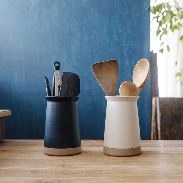 ■特長・キッチンツールやカトラリーをまとめてお洒落に収納できるカトラリースタンドです。・口部分にくびれがあるので、手に持った時に滑りにくく片手で楽に持ち運び出来ます。・くびれがあることでツールが広がりにくいです。■サイズ幅8.5×高さ11×...