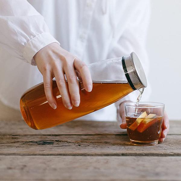 ■特長・ガラス製のウォーターカラフェです。・フタと茶こしと一体になっているので、中に入れた茶葉やレモンなどが飛び出すことなくスムーズに注げます。・ハンドルの無いシンプルな設計なので、冷蔵庫のドアポケットにすっきり収まります。※冷蔵庫のドアポ...