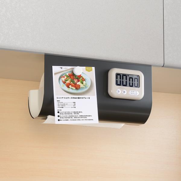 ■特長吊戸棚下をスタイリッシュに有効活用できるペーパーハンガーです。正面が平らなのでマグネット収納ができます。片手でサッと取り出せて便利です。補充も側面から片手で簡単にできます。取り付けも簡単です。■サイズ幅27×奥行12×高さ15.5cm...