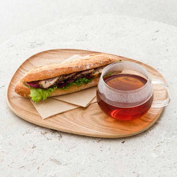 ■特長おうちでカフェ気分を満喫できるガラスカップと木製トレーのセットです。ホットもアイスも楽しめるので季節を問わず1年中使えます。トレーは表面は滑りにくい加工がされているので、カップなどを乗せても安定して運べます。トレーは手触りが良く、フチ...