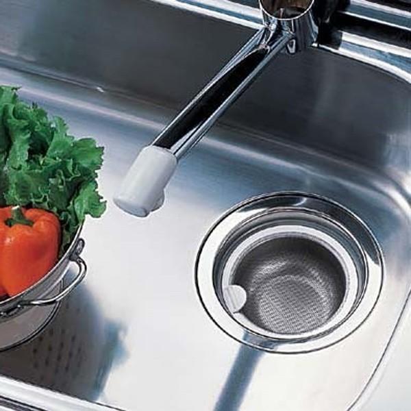 抗菌加工セラミックコートでお手入れしやすい流し用ごみカゴです。排水口に取り付けて、調理中に出てしまう調理くず等のゴミを、素早く手間なくサッと捨てられます！ほとんどのメーカーの排水口に使える標準サイズ（直径135mm）です。抗菌ベラスコートの...