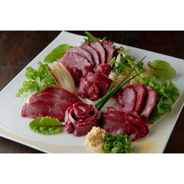 熊本「千興ファーム」　国産馬刺し赤身＆タタキセット国産の赤身馬刺しと直火で焼き上げたタタキのセットになります。【商品内容】・馬刺し赤身(80g)×1・馬刺しタタキ(80g)×1・タレ(50ml)×1・おろしぽん酢(20g)×1◆商品説明[メ...