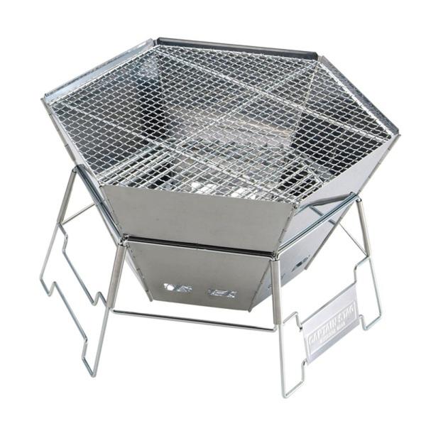 ◆商品説明[ブランド]キャプテンスタッグ[製品サイズ]約幅475×奥行410×高さ300mm[重量]約3.8kg[収納時サイズ]約570×470×厚さ60mm[材質]本体・底板：ステンレス鋼、バーベキュー網・目皿・スタンド：鉄(クロムめっき...