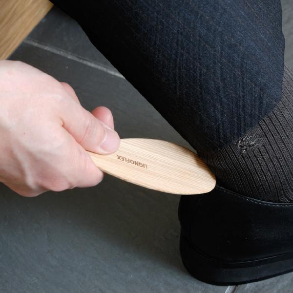 ◆商品説明[メーカー]名古屋木材[ブランド]LIGNOFLEX[材質]本体：国産杉(LIGNOFLEX(R))ケース：牛革(黒・茶)/国内縫製品[保証期間]1年