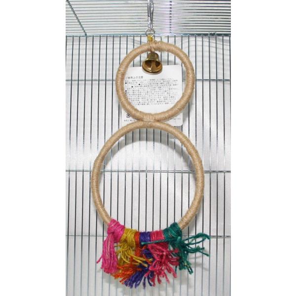 レインボーバードトイシリーズカラフルでエスニックな手作りおもちゃシリーズ。ナチュラル素材の麻をまきつけたブランコ。ゆらゆらゆれて楽しいおもちゃです。【サイズ】幅約１５．５ｃｍ　高さ約３１ｃｍ（取り付け部分はのぞく）【素材】天然木、麻紐（染料...