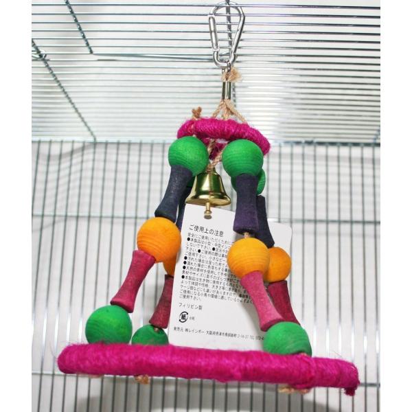 レインボーバードトイシリーズカラフルでエスニックな手作りおもちゃシリーズ。不規則なゆれ方が楽しいカラフルなブランコです。【サイズ】直径約１５ｃｍ　高さ約１５ｃｍ（取り付け部分はのぞく）【素材】天然木、麻紐【原産国】フィリピン【販売元】レイン...