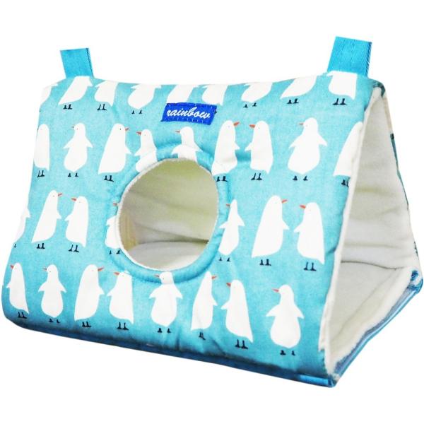 かわいいペンギン柄のコットン生地のさんかくトンネルです。内側はふんわりボアです。中型インコにピッタリのＭサイズです。【サイズ】幅約２０ｃｍ　奥行約１３ｃｍ　高さ約１３ｃｍ　取り付け部分約８ｃｍ　【素材】コットン、ポリエステル【販売元】レイン...