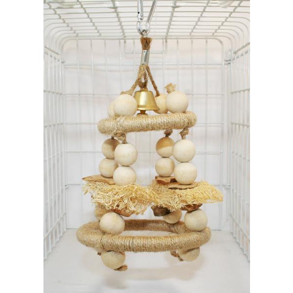 着色料を使用していない無着色バードトイシリーズ。吊り下げタイプの鳥さんのおもちゃです。ゆらゆら揺れて楽しい小さいサイズのメリーゴーランドです。天然無着色の素材を使っています。【サイズ】幅：約１１ｃｍ高さ：約１３ｃｍ取り付け部分：約６．５ｃｍ...